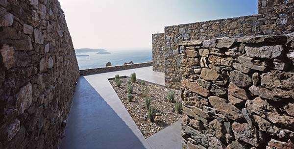A rustic-modern summer dream house on the island of Syros