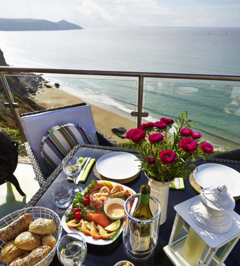 Cliffside hideaway on Cornwall's Whitsand Bay: Moontide beach hut