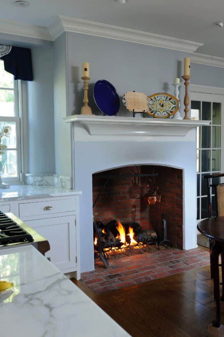 25 Fabulous Kitchens Showcasing Warm And Cozy Fireplaces