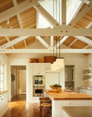 38 Stunning interior living spaces with exposed ceiling trusses