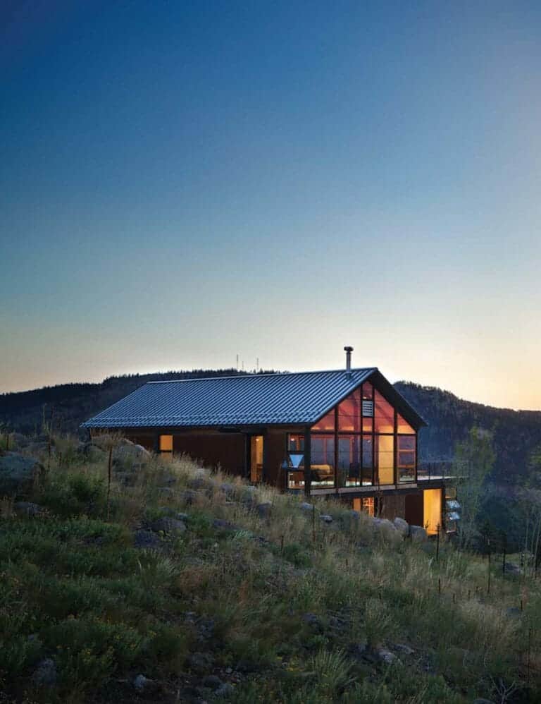 Rustic Meets Contemporary: Hillside Home in the Rocky Mountains