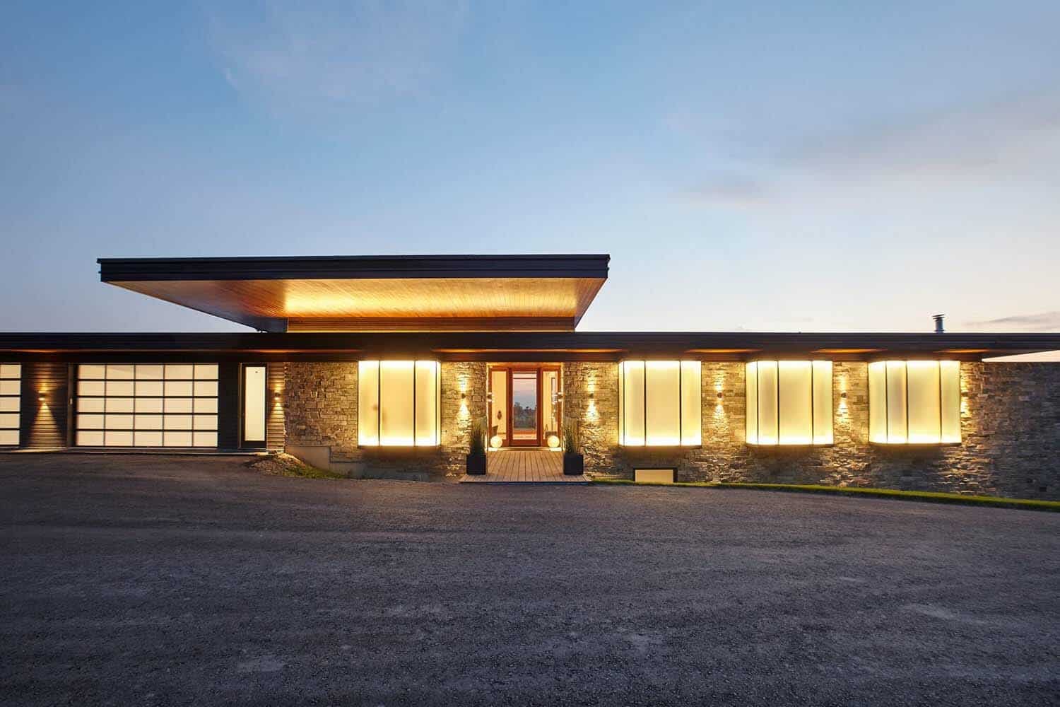 One Kindesign - Modern country house cantilevers over a rolling ...