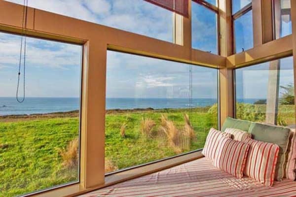 33 Amazing built-in window seats capturing mesmerizing ocean views