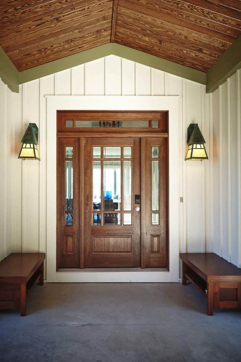 A Michigan lake cottage that blends cozy interiors and beach house style