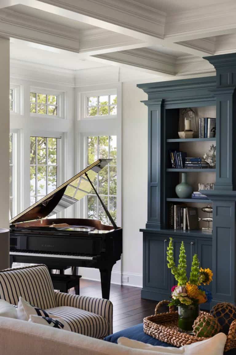 Nautical style cottage nestled on the shores of Lake Minnetonka