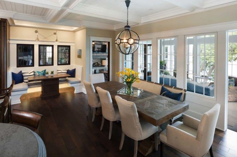 Nautical style cottage nestled on the shores of Lake Minnetonka