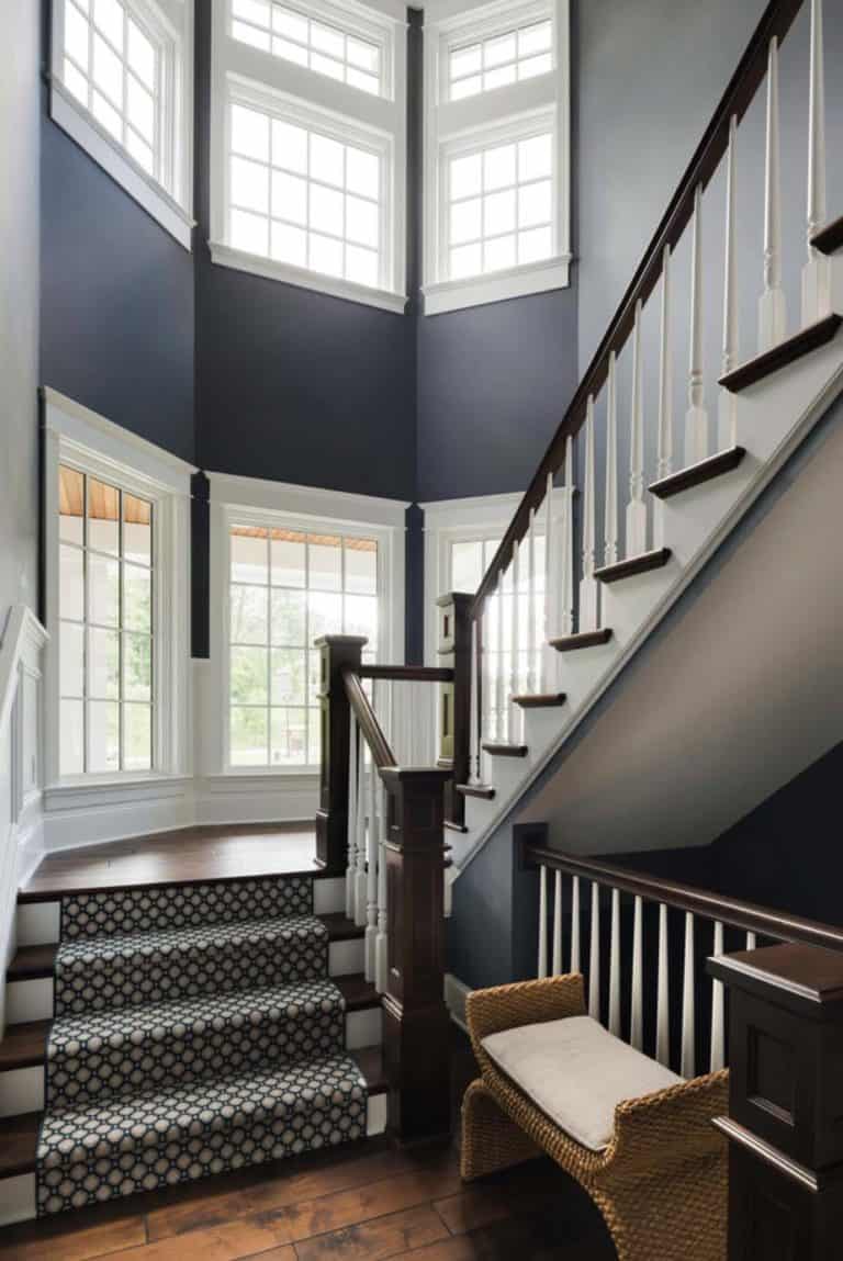 Nautical style cottage nestled on the shores of Lake Minnetonka