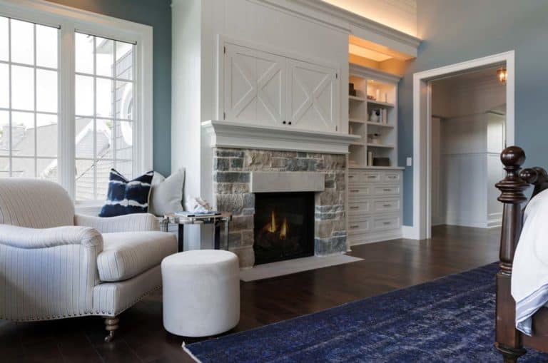 Nautical style cottage nestled on the shores of Lake Minnetonka