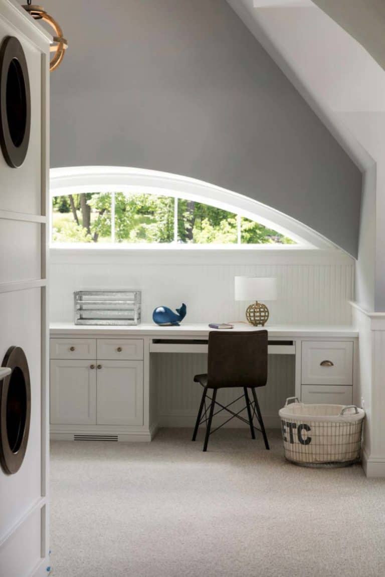Nautical style cottage nestled on the shores of Lake Minnetonka