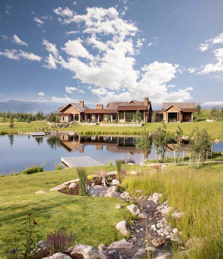 This ranch retreat overlooks a beautiful mountain landscape in Montana