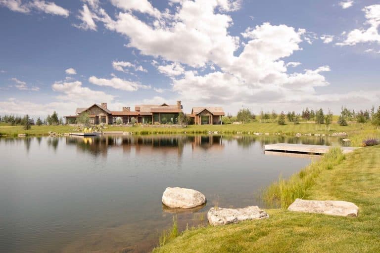 This ranch retreat overlooks a beautiful mountain landscape in Montana