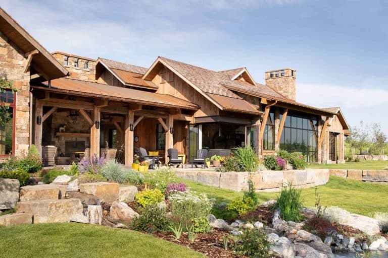This ranch retreat overlooks a beautiful mountain landscape in Montana
