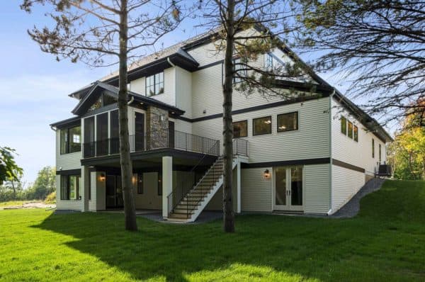 Unforgettable lake house in Minnesota with sophisticated interior styling