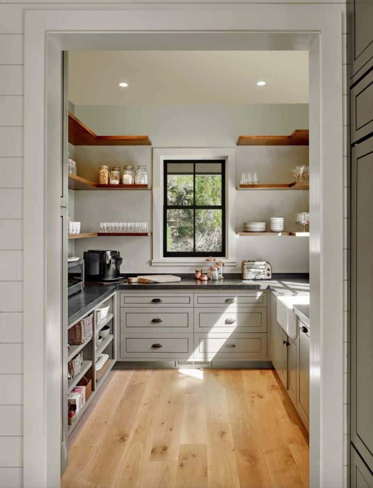 30+ Clever Farmhouse Style Kitchen Pantry Ideas For Organization