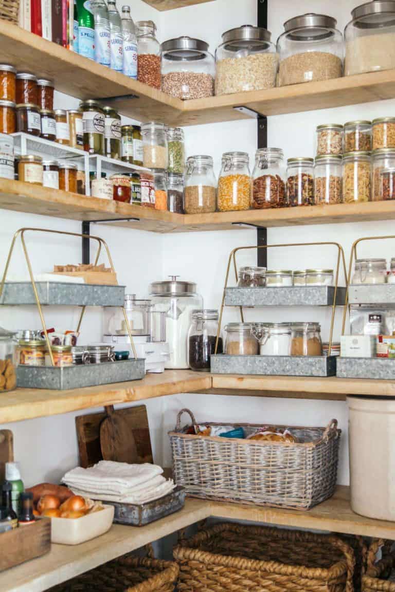 30+ Clever Farmhouse Style Kitchen Pantry Ideas For Organization