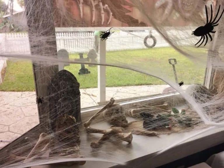 28 Spooky Halloween Silhouette Ideas For Decorating Your Windows