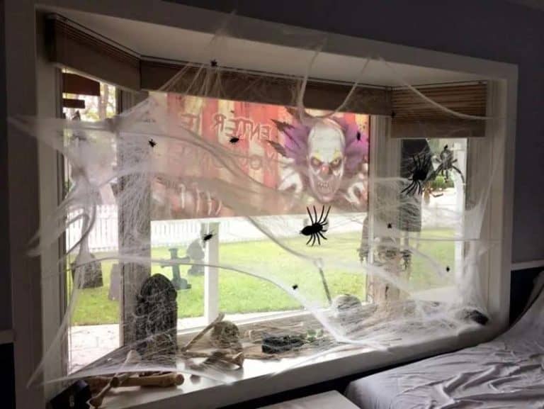 28 Spooky Halloween Silhouette Ideas For Decorating Your Windows