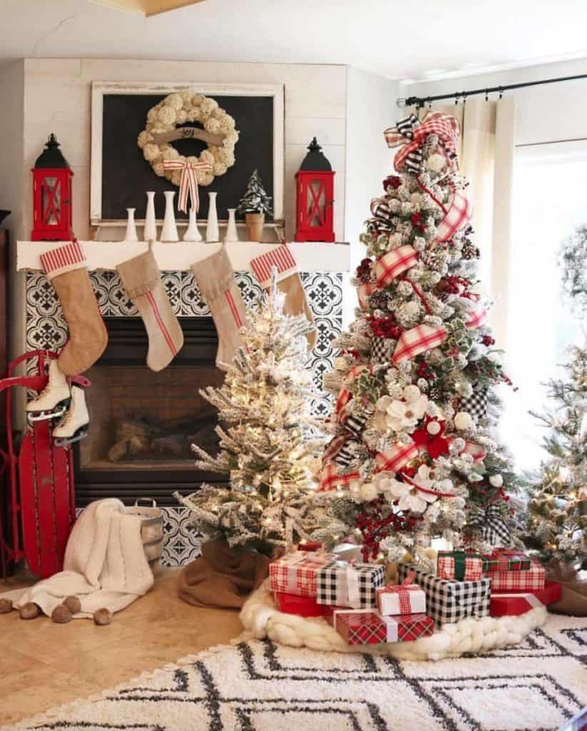 40+ Cozy And Wonderful Rustic Farmhouse Christmas Decorating Ideas