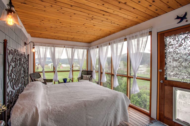 20+ Amazing Sleeping Porch Ideas For A Dreamy Escape