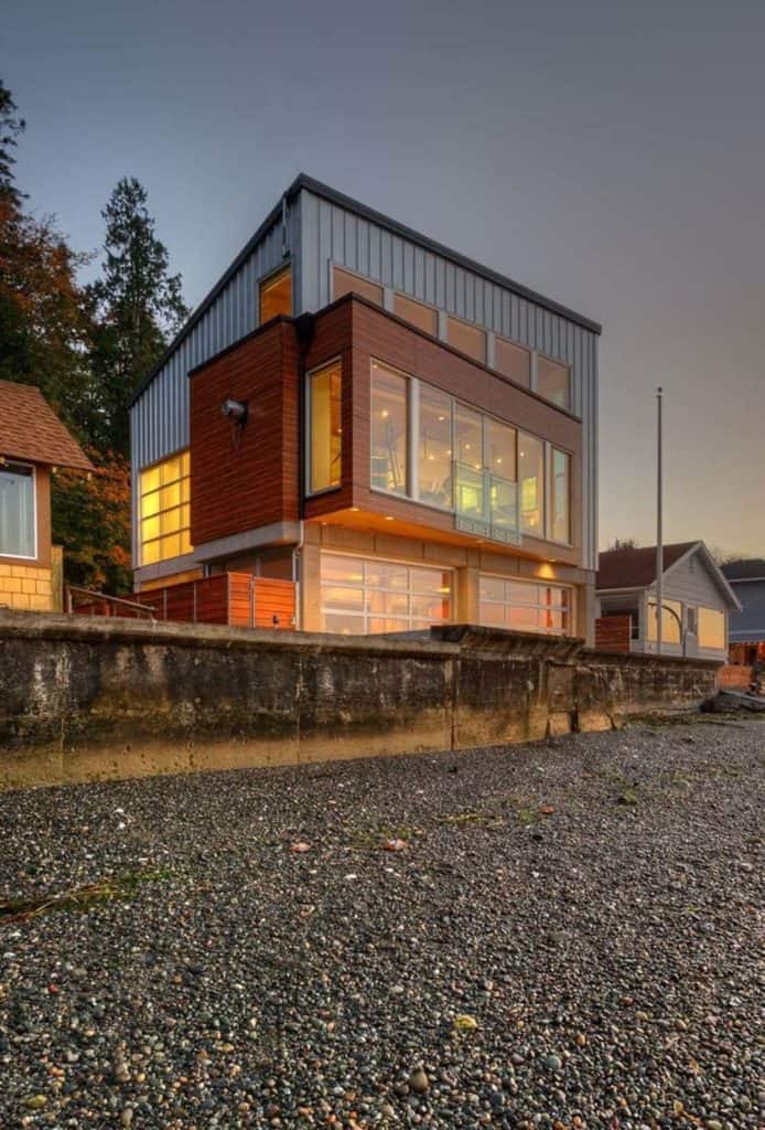 Compact waterfront home in Washington designed to withstand a Tsunami