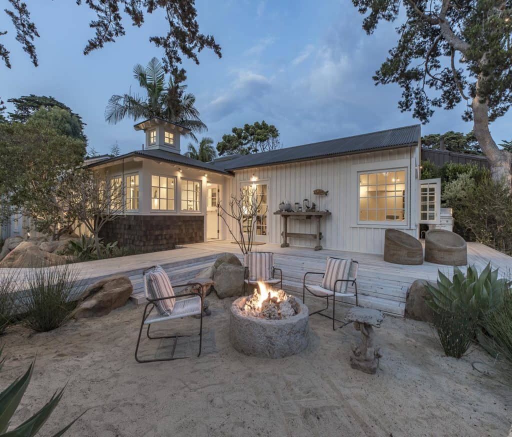 Contemporary surf shack provides a cozy refuge on the California coast