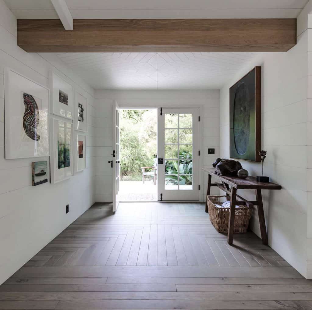 Contemporary surf shack provides a cozy refuge on the California coast