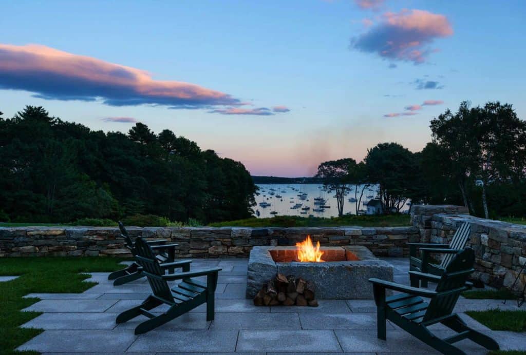 20 Beautiful Coastal Style Outdoor Design Ideas With A Fire Pit
