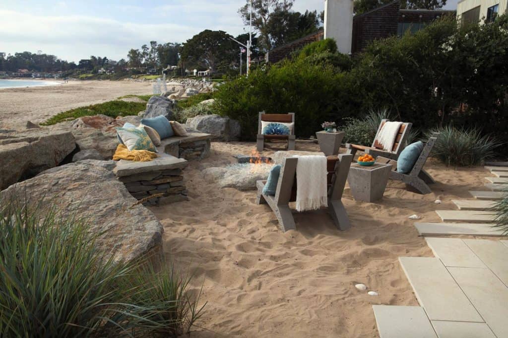 20 Beautiful Coastal Style Outdoor Design Ideas With A Fire Pit