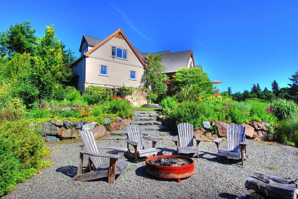 20 Beautiful Coastal Style Outdoor Design Ideas With A Fire Pit