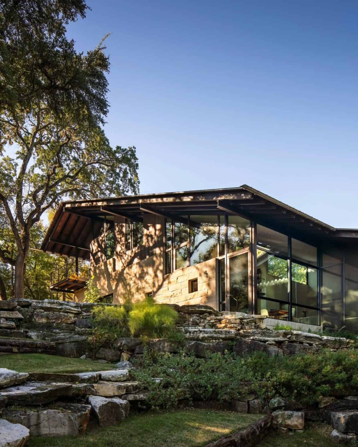 This modern treehouse inspired Texas house is the ultimate nature retreat