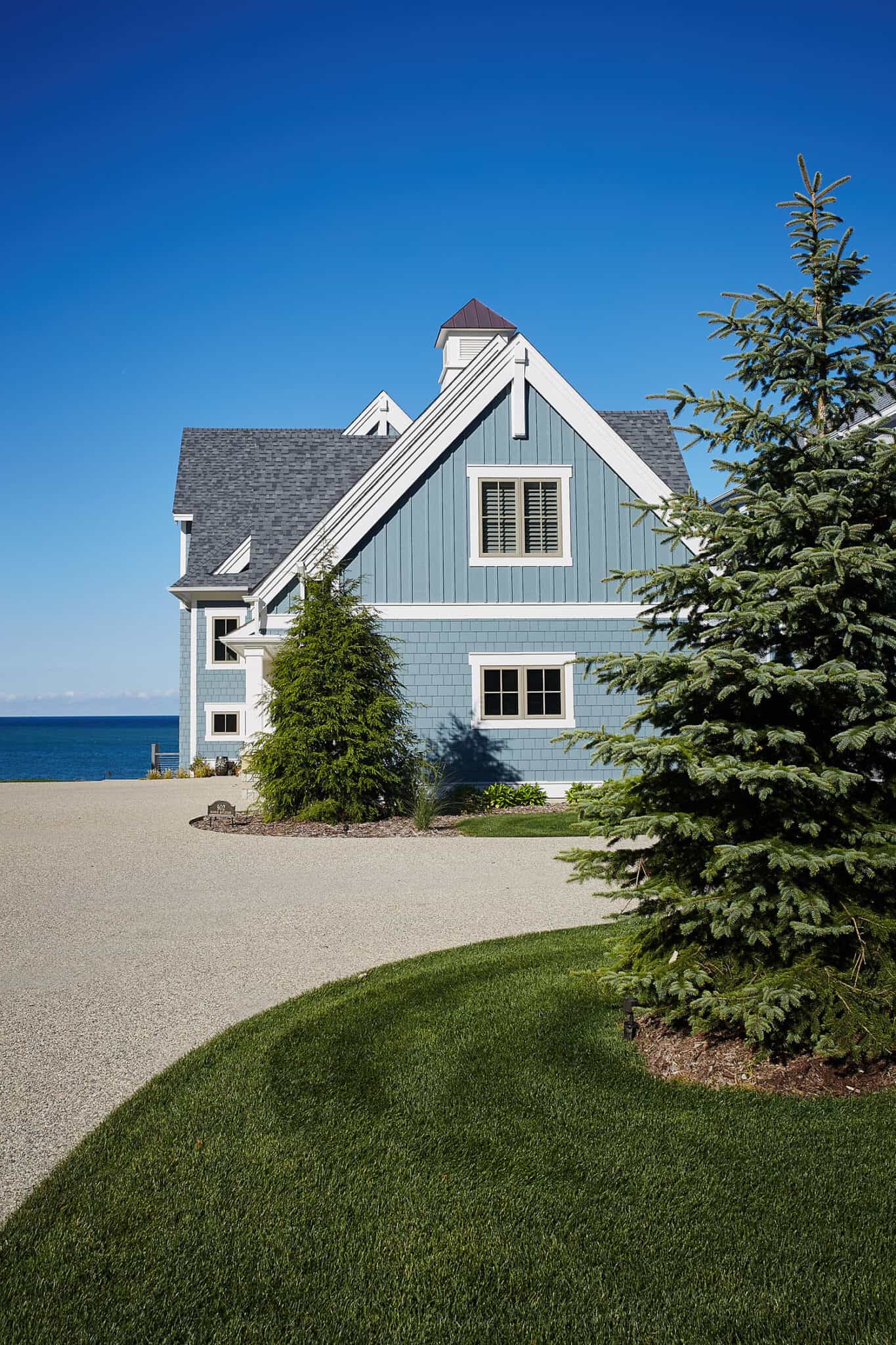 Inside an inviting lakeside cottage in Saugatuck with beach-inspired ...