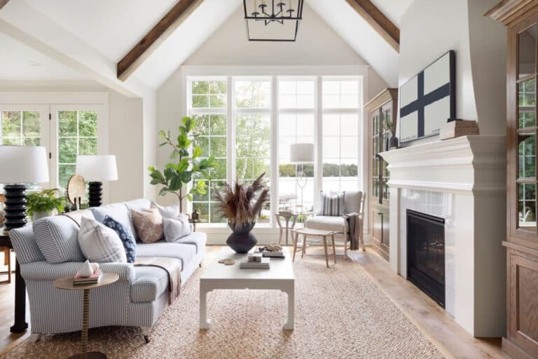 Minnesota lake house features the perfect blend of modern and traditional