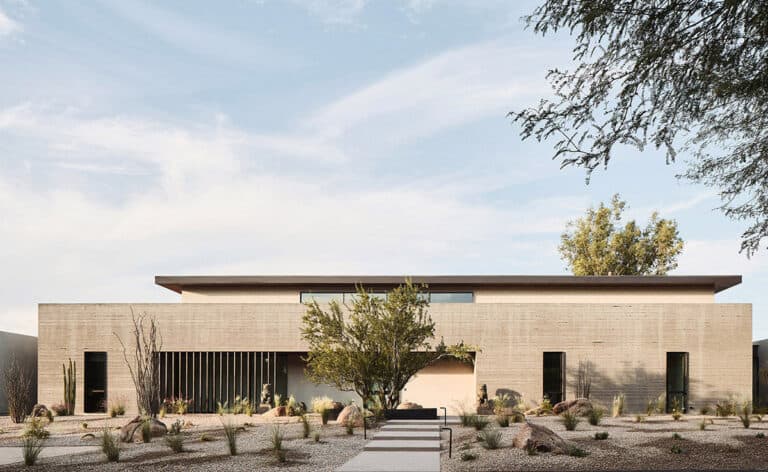 This sleek modern courtyard home celebrates its Arizona desert landscape