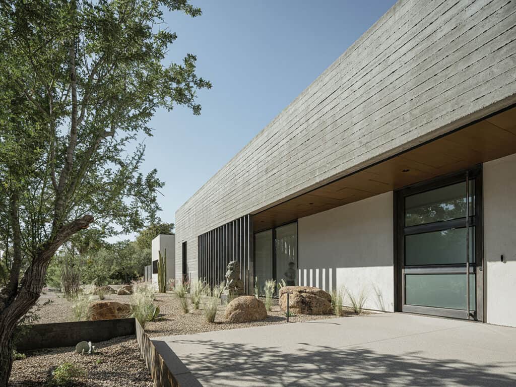 This sleek modern courtyard home celebrates its Arizona desert landscape