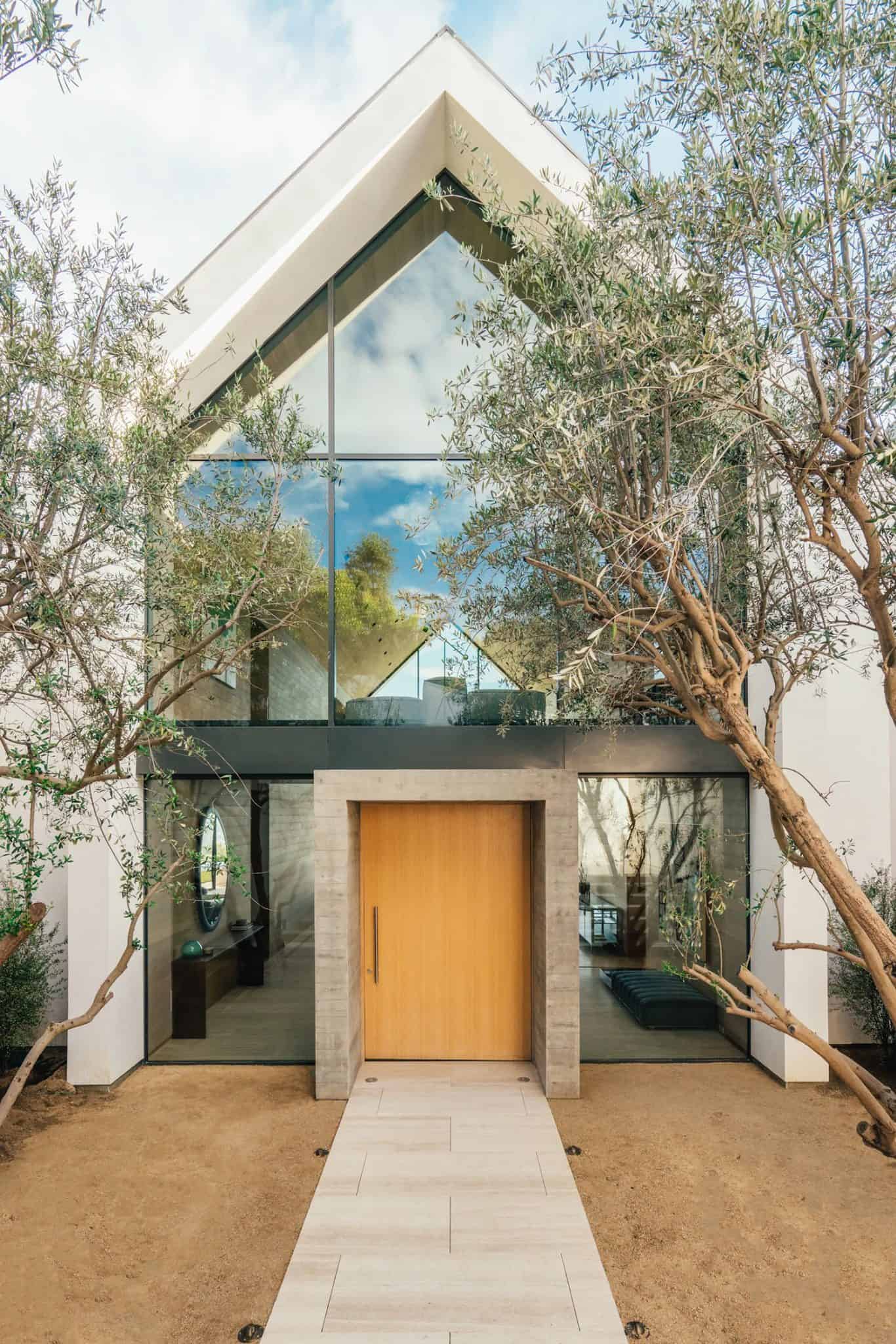 Fascinating minimalist home is cantilevered over the Los Angeles hills