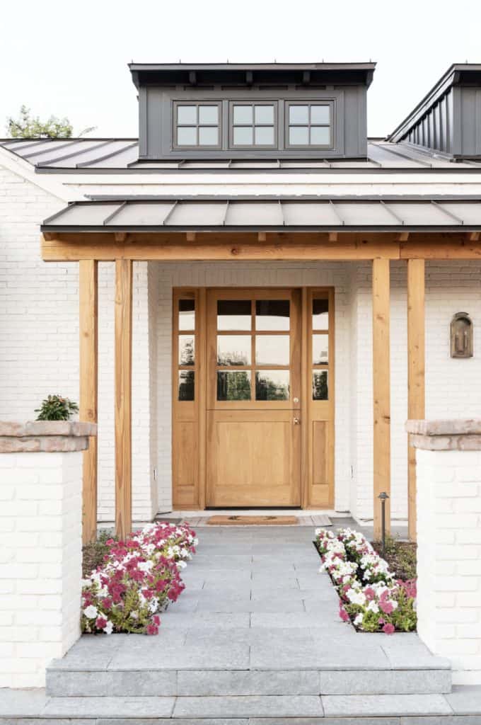 This rambler style homestead in Arizona has absolutely stunning details