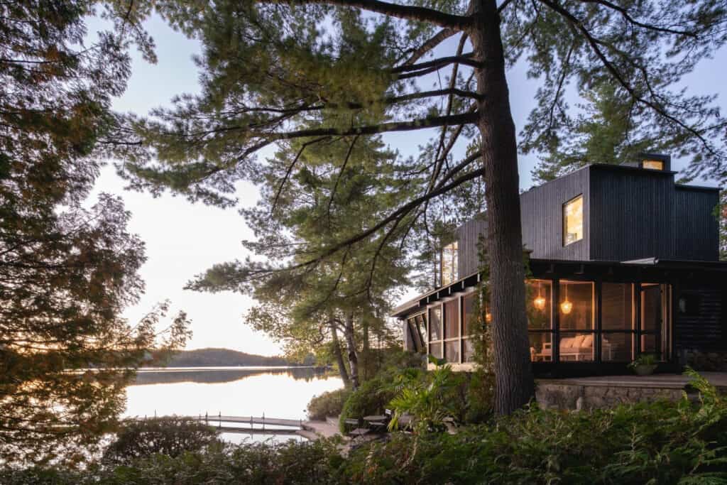 A lake cottage renovation in perfect harmony with Quebec's serene forest