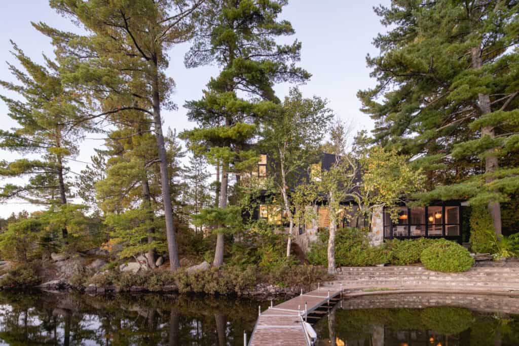 A lake cottage renovation in perfect harmony with Quebec's serene forest