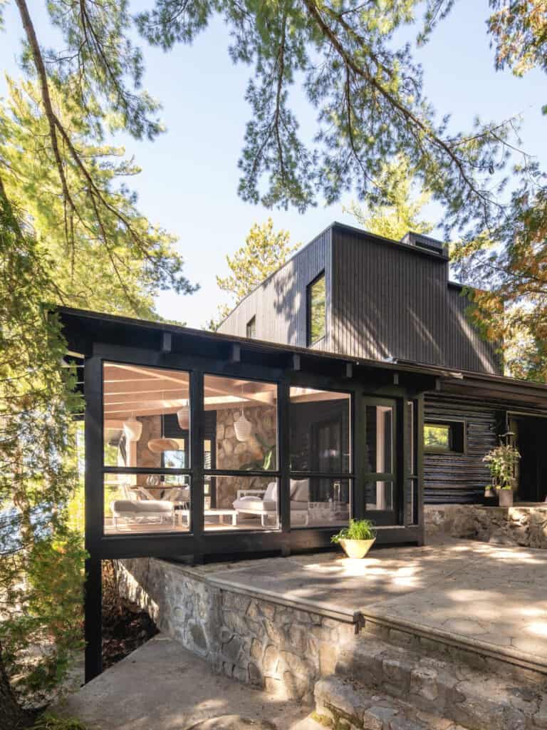 A lake cottage renovation in perfect harmony with Quebec's serene forest