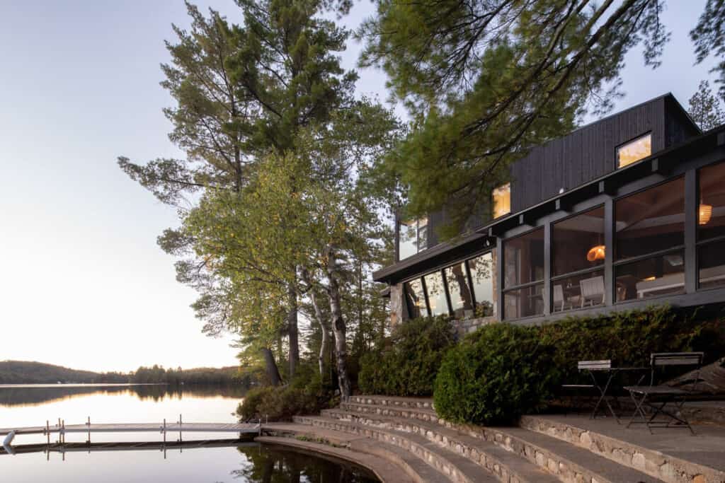 A lake cottage renovation in perfect harmony with Quebec's serene forest