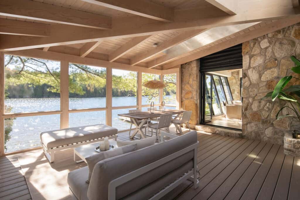 A lake cottage renovation in perfect harmony with Quebec's serene forest
