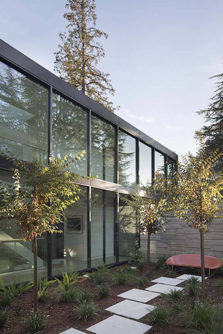 Warm yet minimal Northern California home surrounds a central courtyard