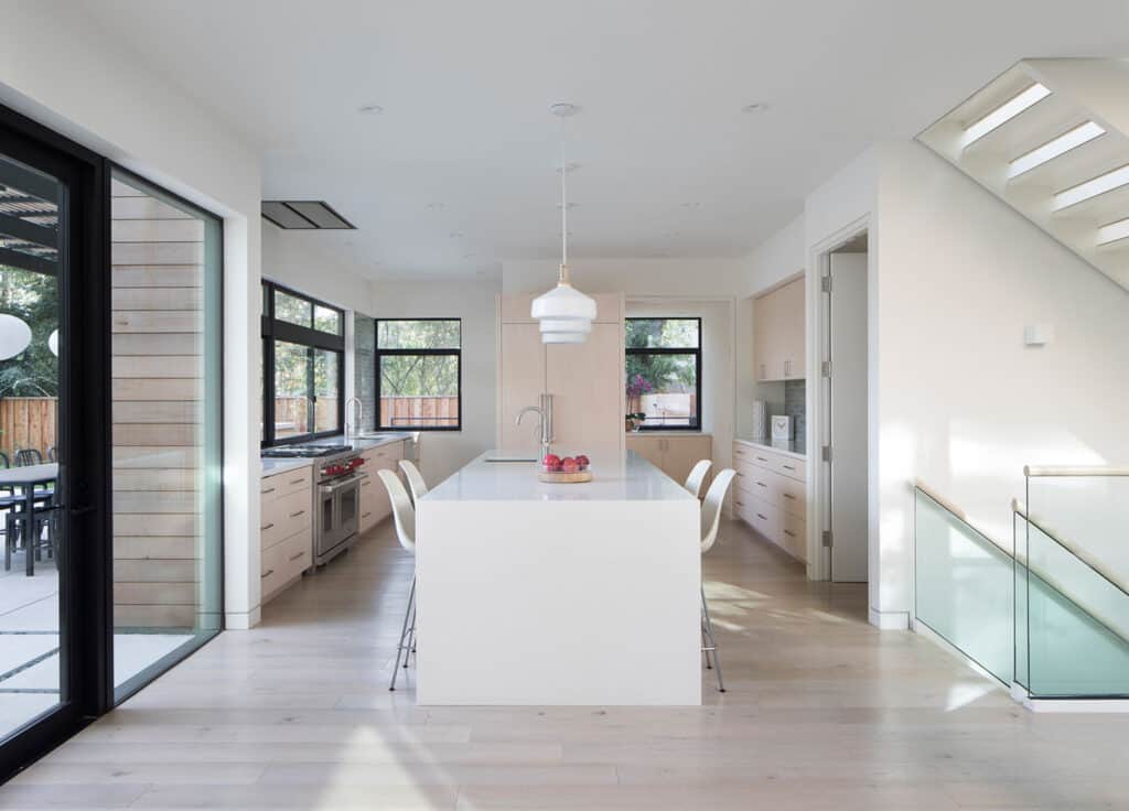 Warm yet minimal Northern California home surrounds a central courtyard