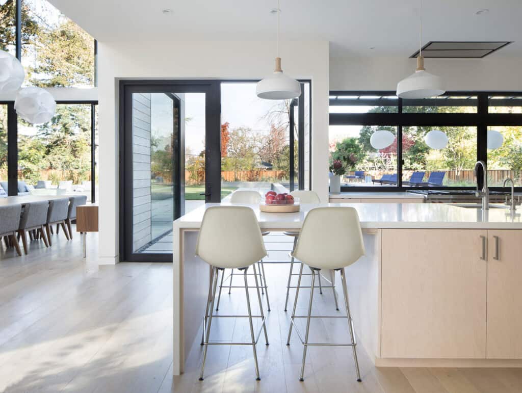 Warm yet minimal Northern California home surrounds a central courtyard
