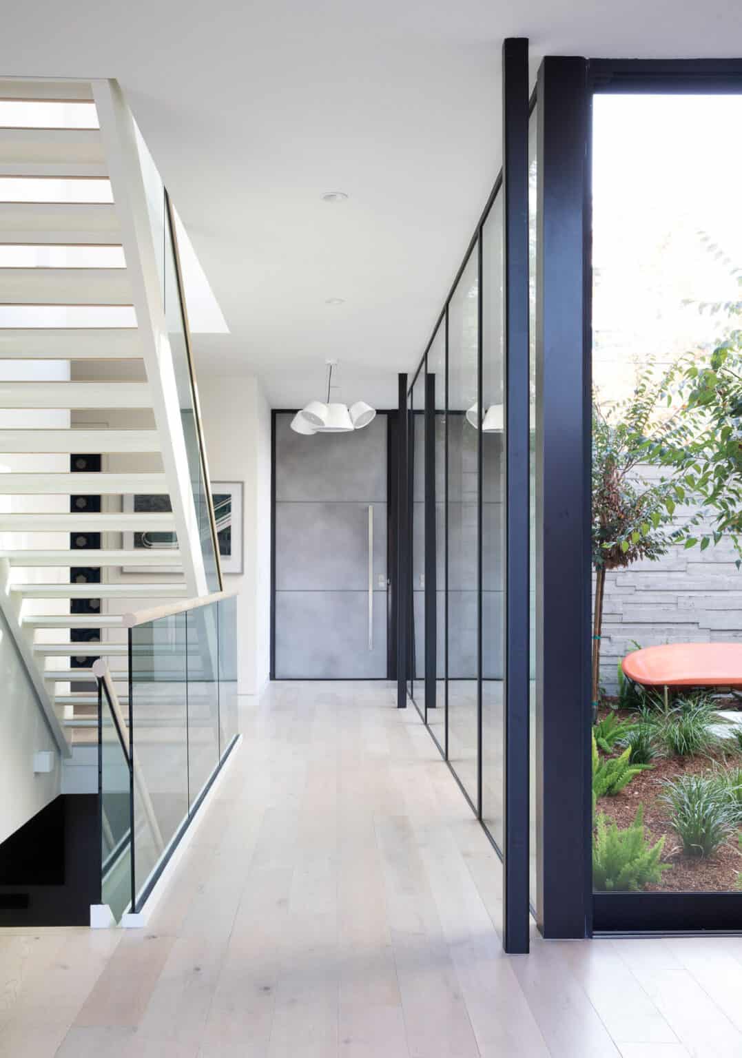 Warm yet minimal Northern California home surrounds a central courtyard
