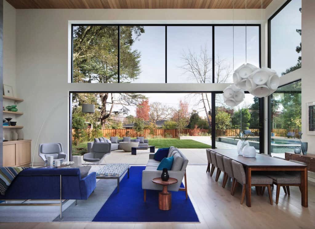 Warm yet minimal Northern California home surrounds a central courtyard