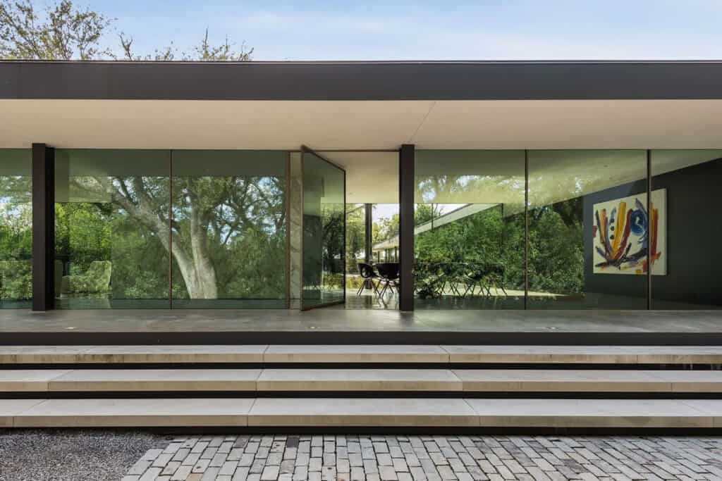 This modernist glass house in Texas provides the ultimate in luxury