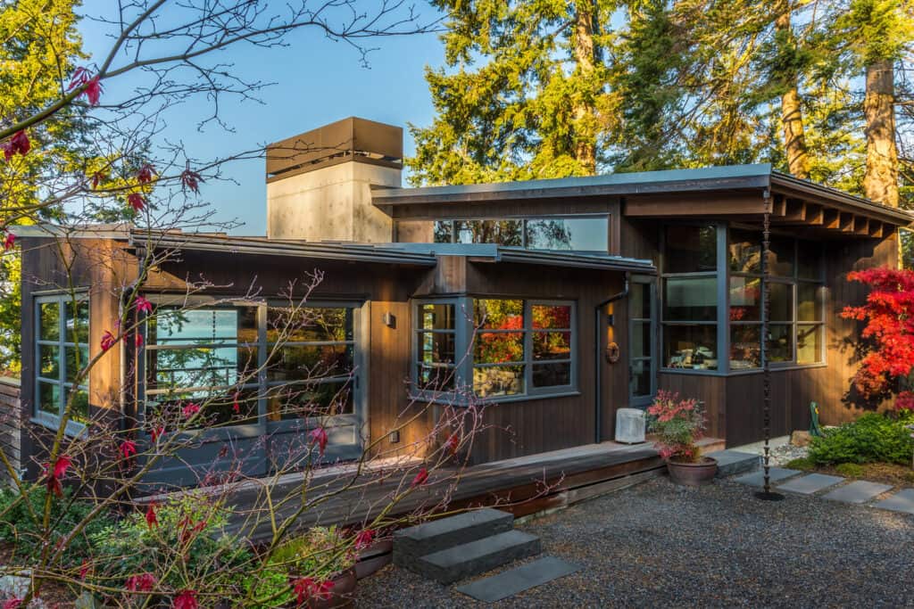 This modern beach house provides a cozy refuge in Washington State