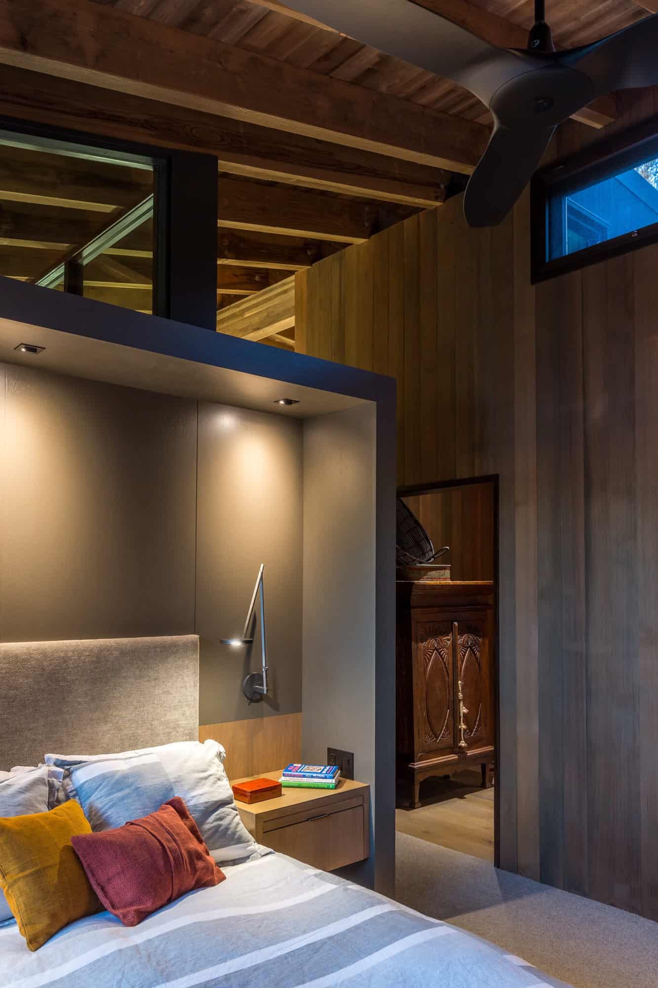 This modern beach house provides a cozy refuge in Washington State