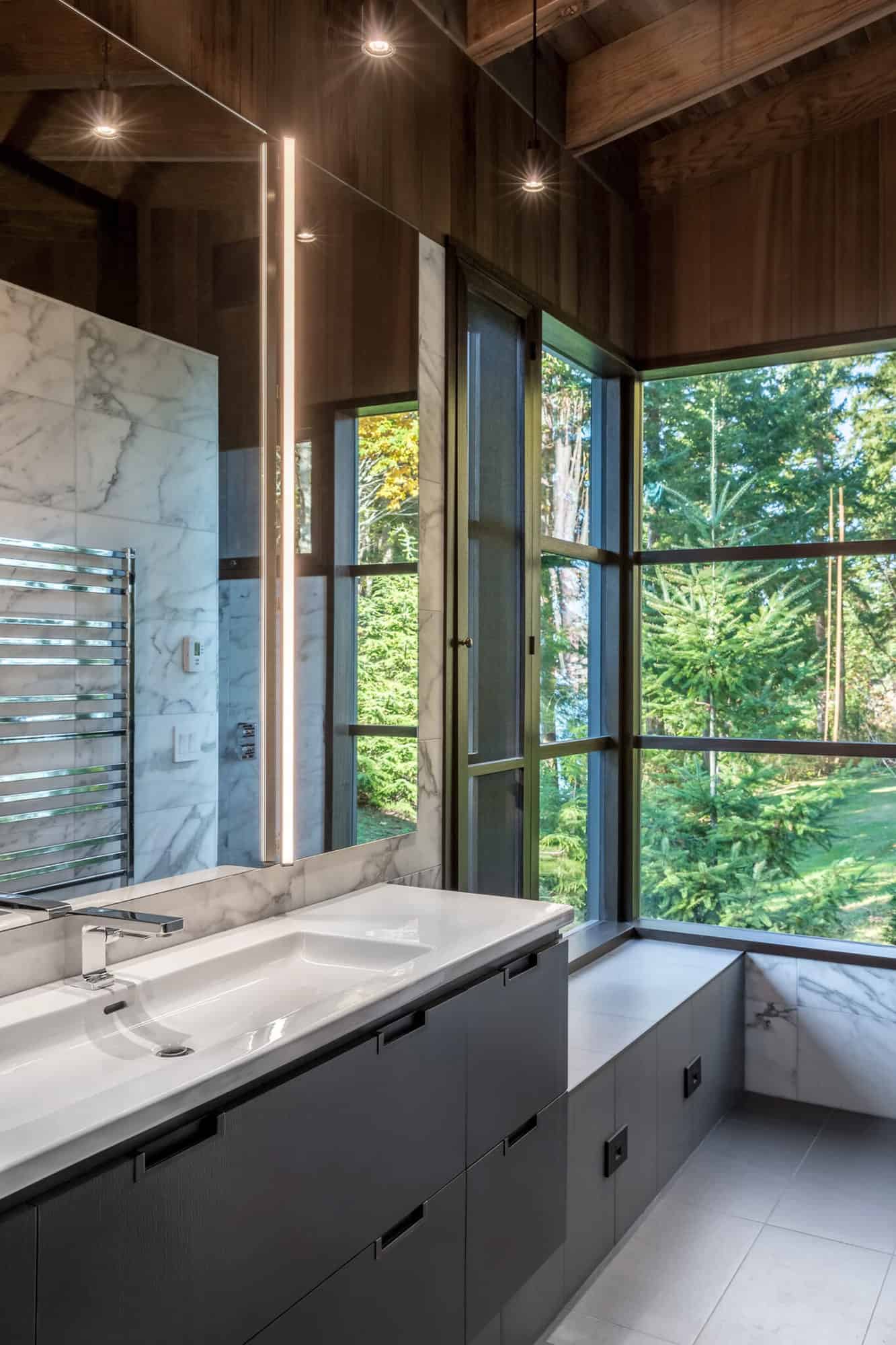 This modern beach house provides a cozy refuge in Washington State